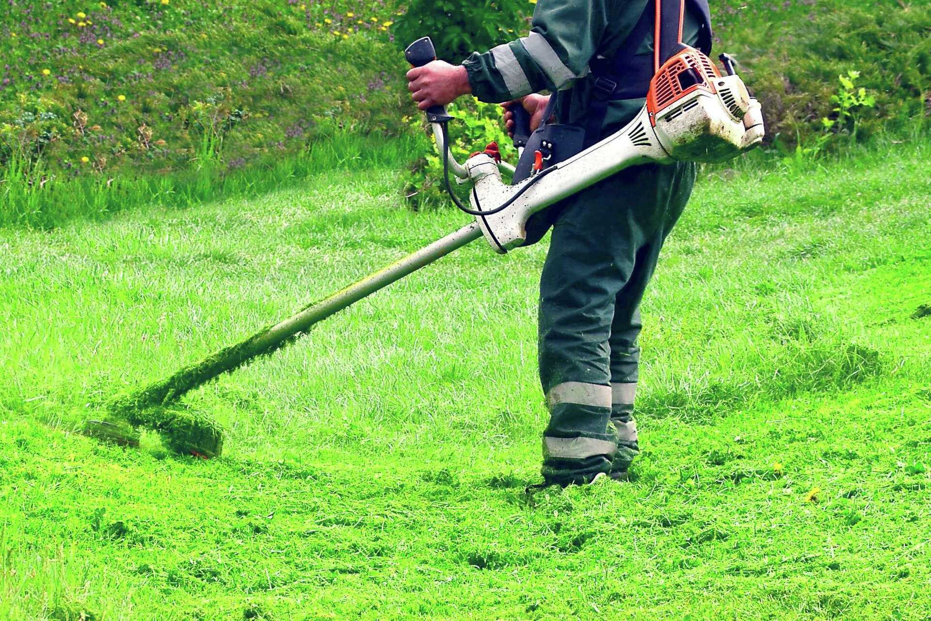 How to Increase the Line on a Stihl Weed Wacker