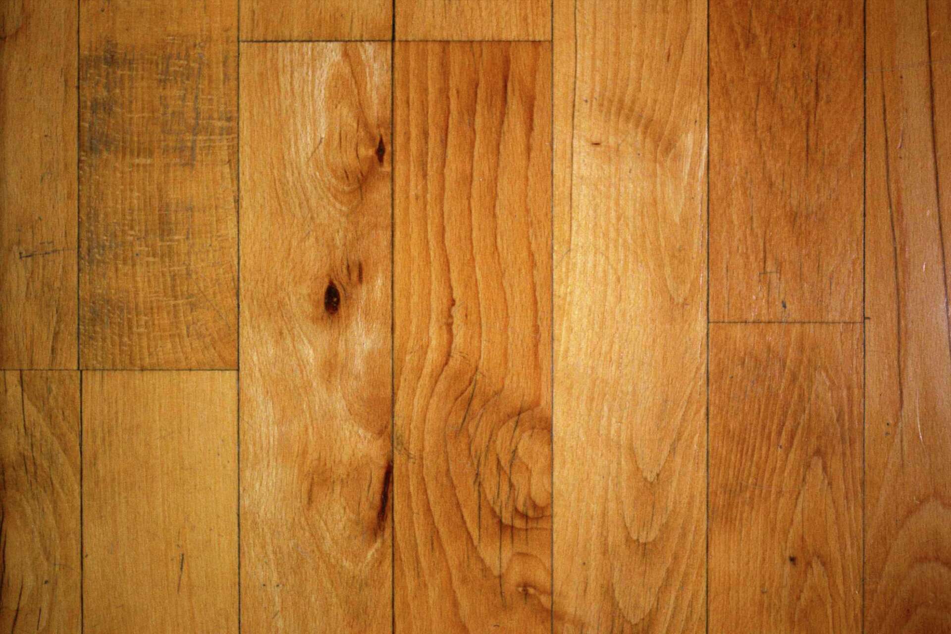 Characteristics & Color Variations of Wood Flooring With Knots