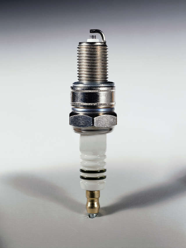 How to Check the Spark Plug of a Trimmer or Edger