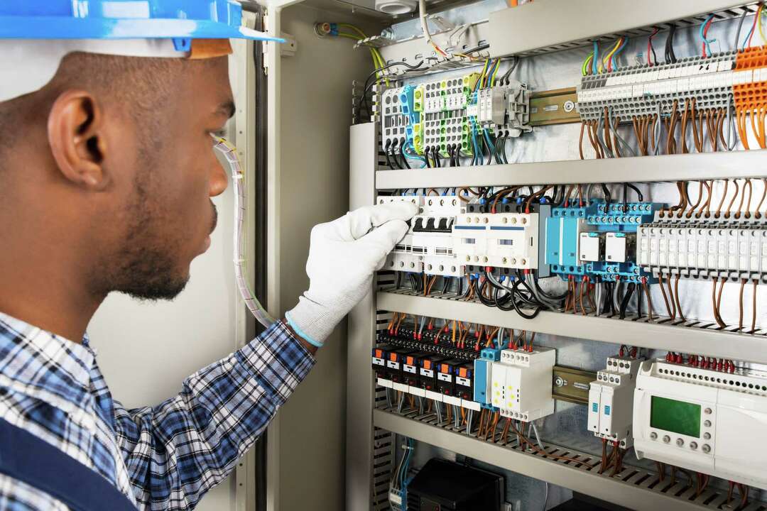 How to Check a Fuse at the Home Fuse Box