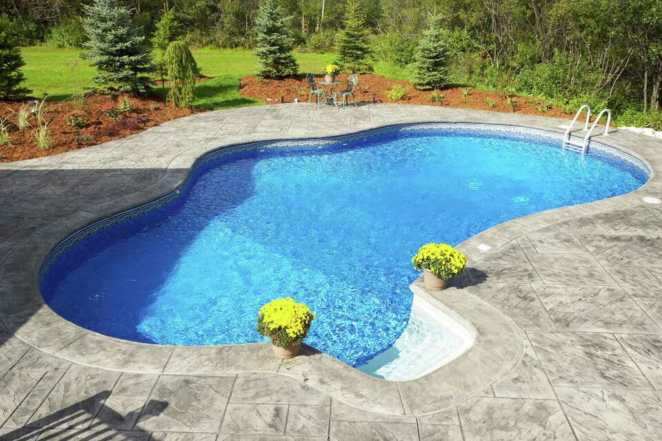 How to Use Rubber Mulch Around a Pool