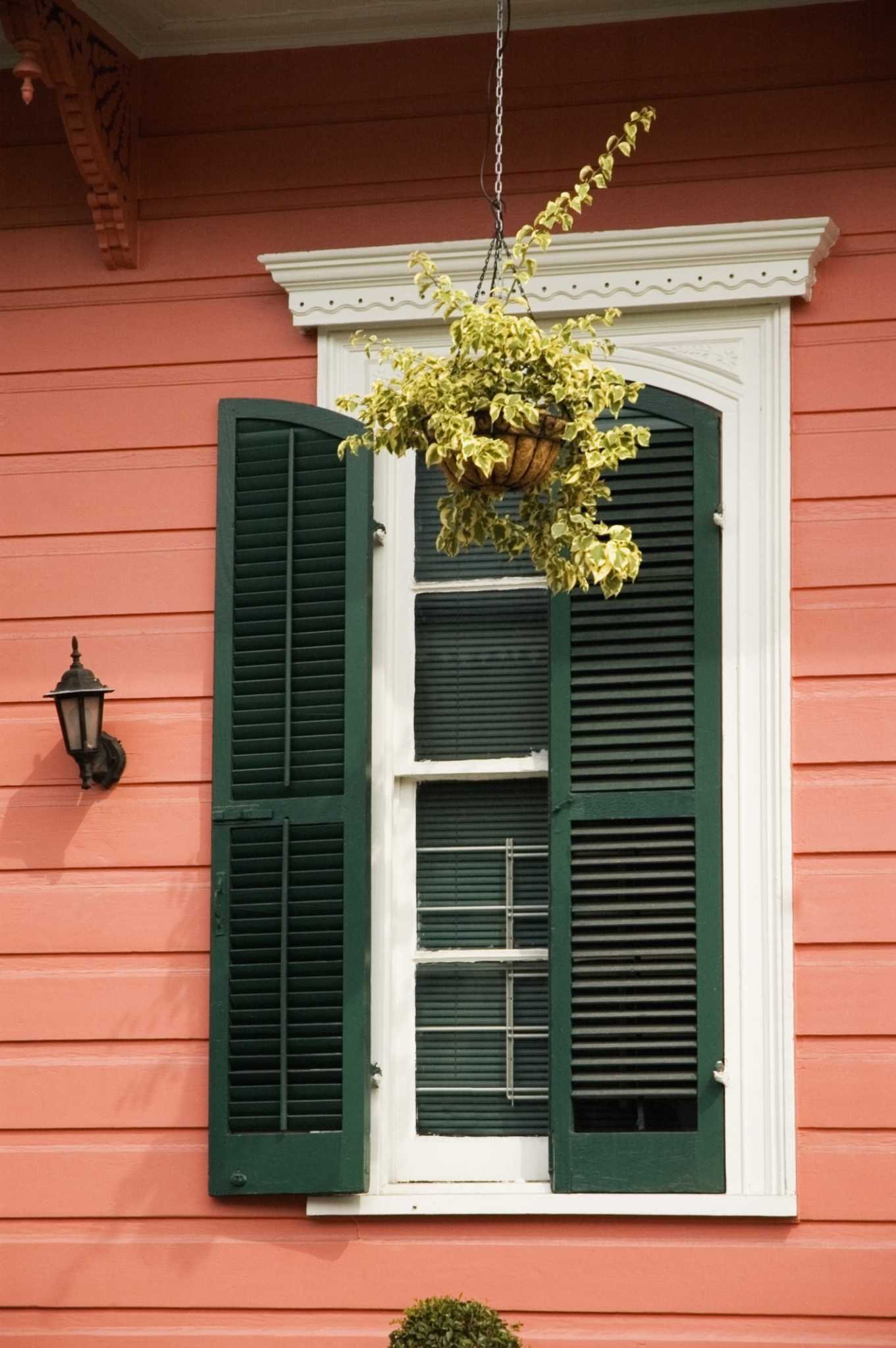 How to Choose the Color for a House's Shutters