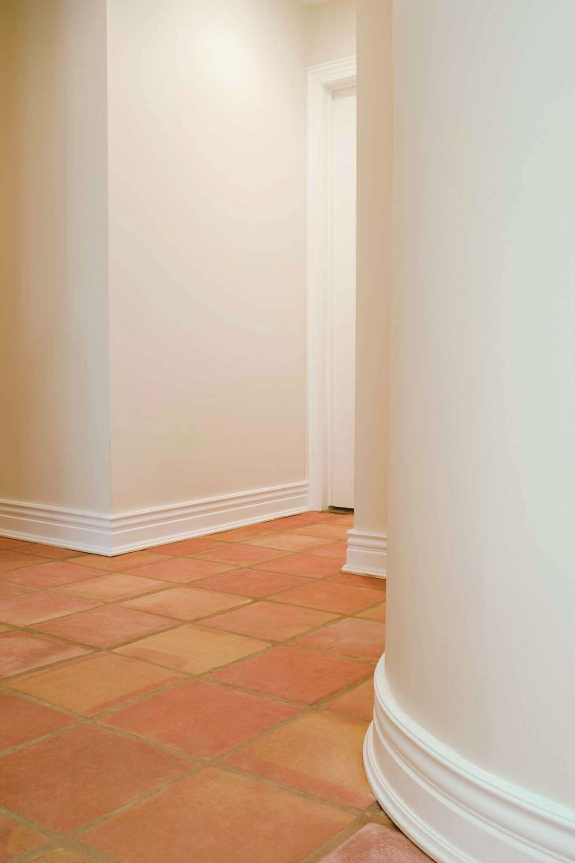 How to Install Baseboard on Curved Walls