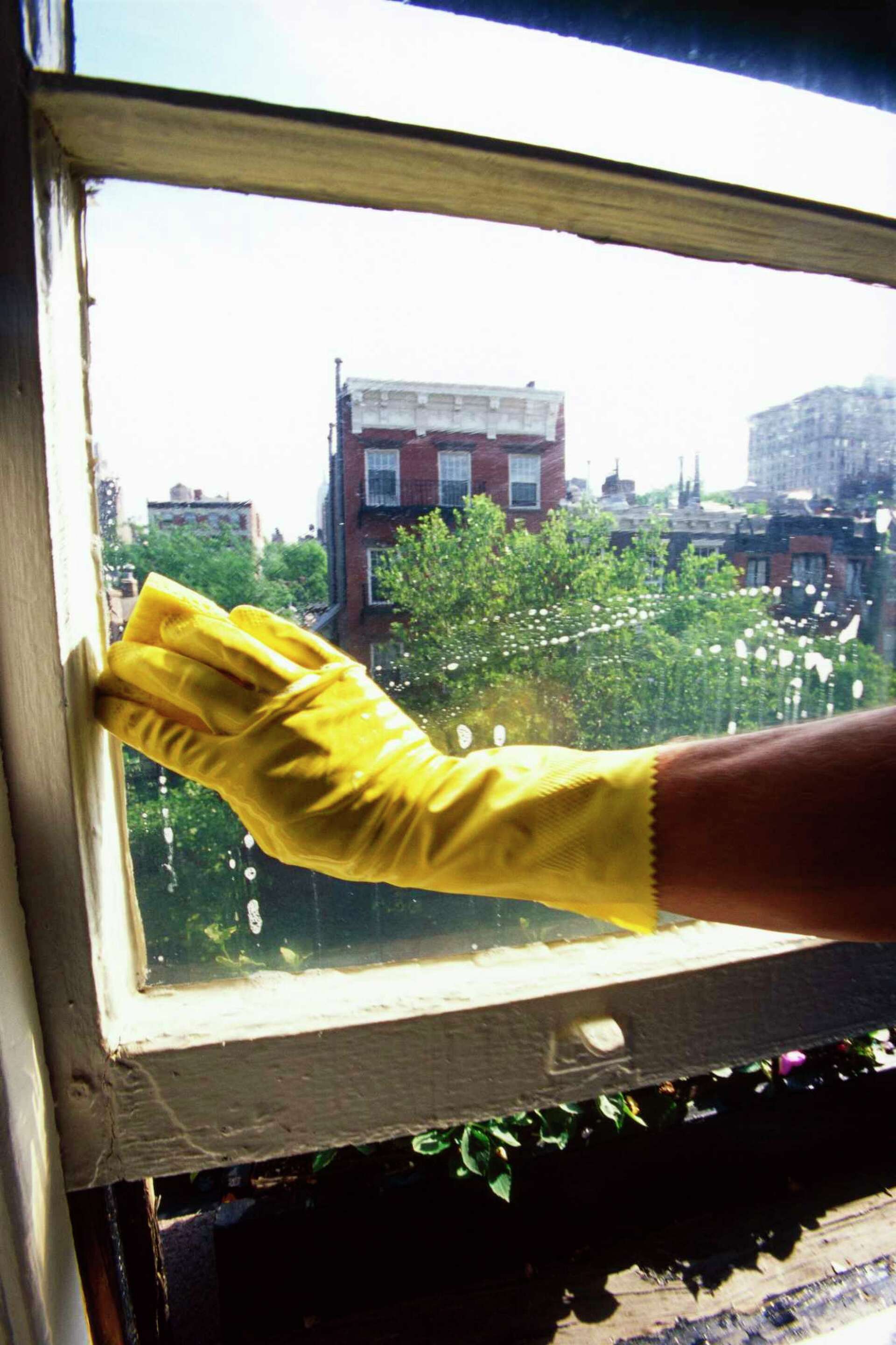 How to Clean Cigarette Smoke From Windows