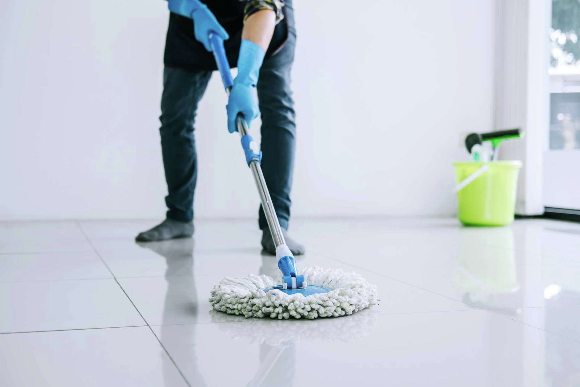 How to Clean Floors With Baking Soda, Vinegar and Soapy Water