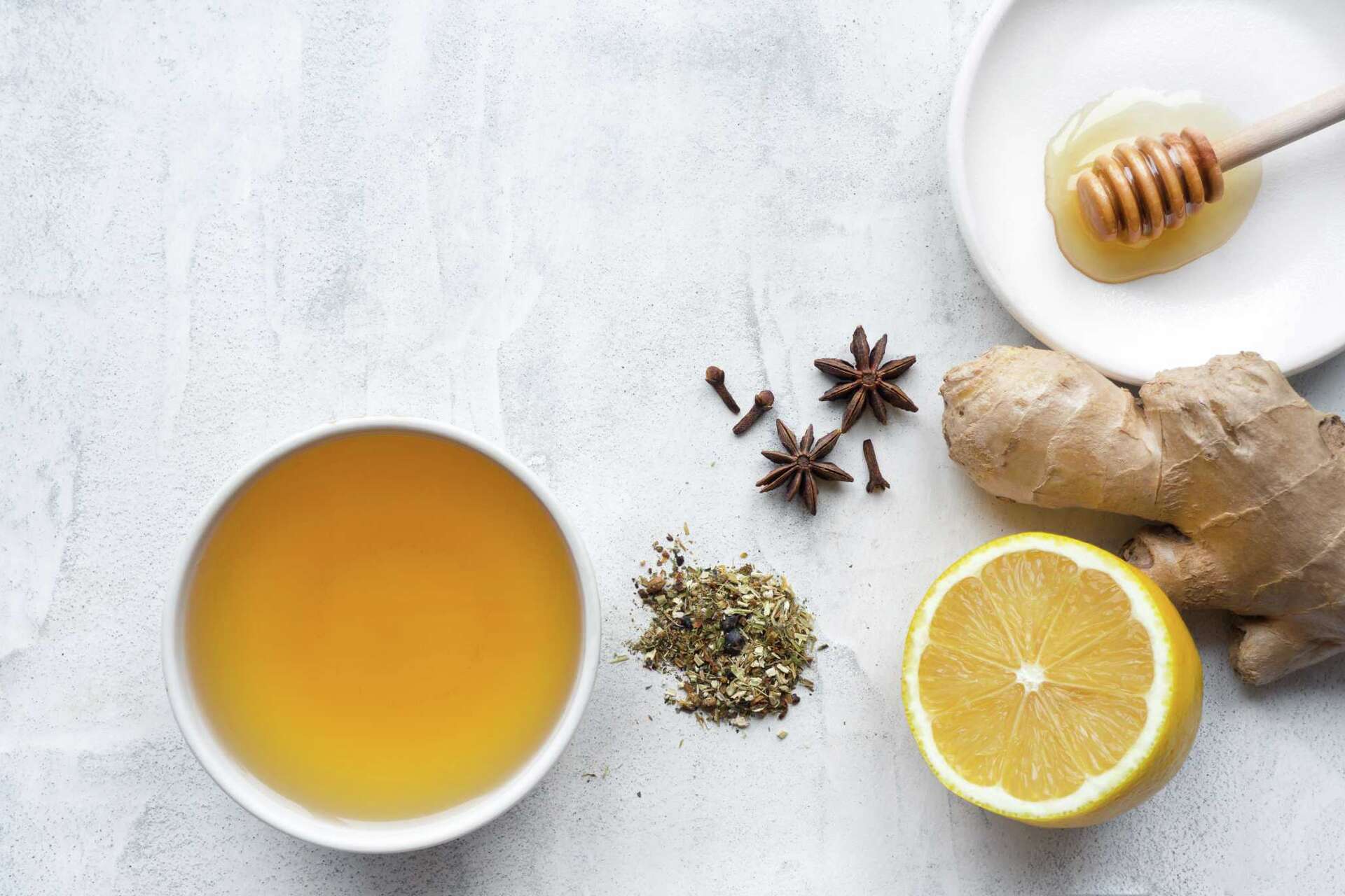 What Are the Benefits of Yellow Saffron Tea?