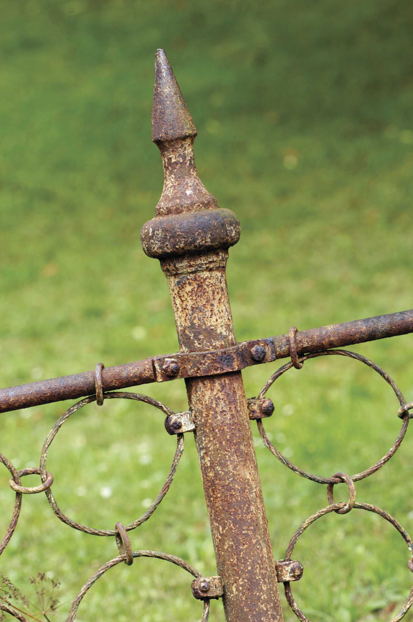 How to Clean and Paint a Rusted Cast Iron Fence