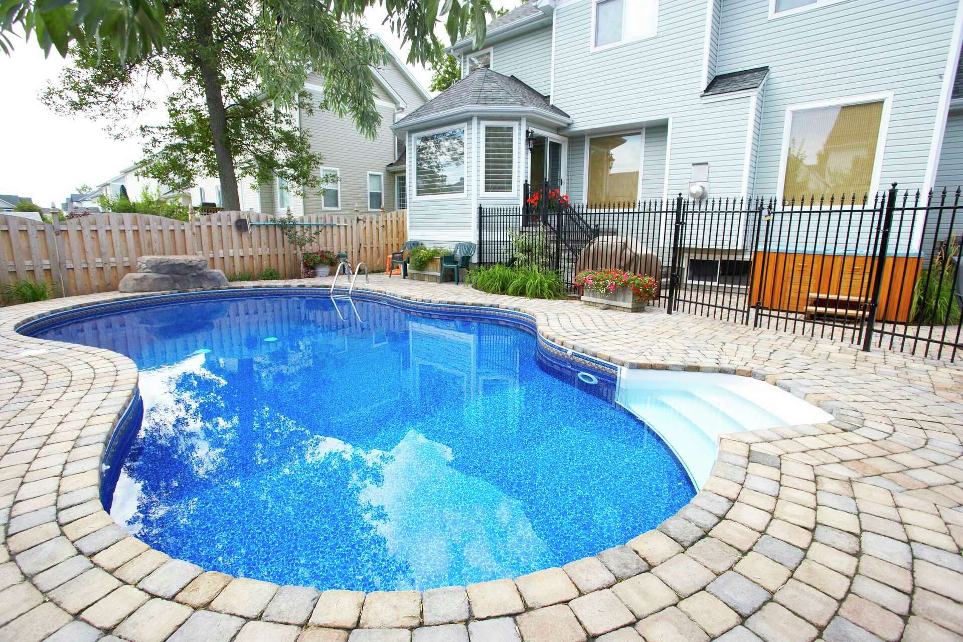 How to Clean Swimming Pool Grout