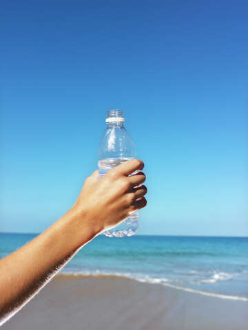 Are Clear Water Bottles Safe for Sun Exposure?
