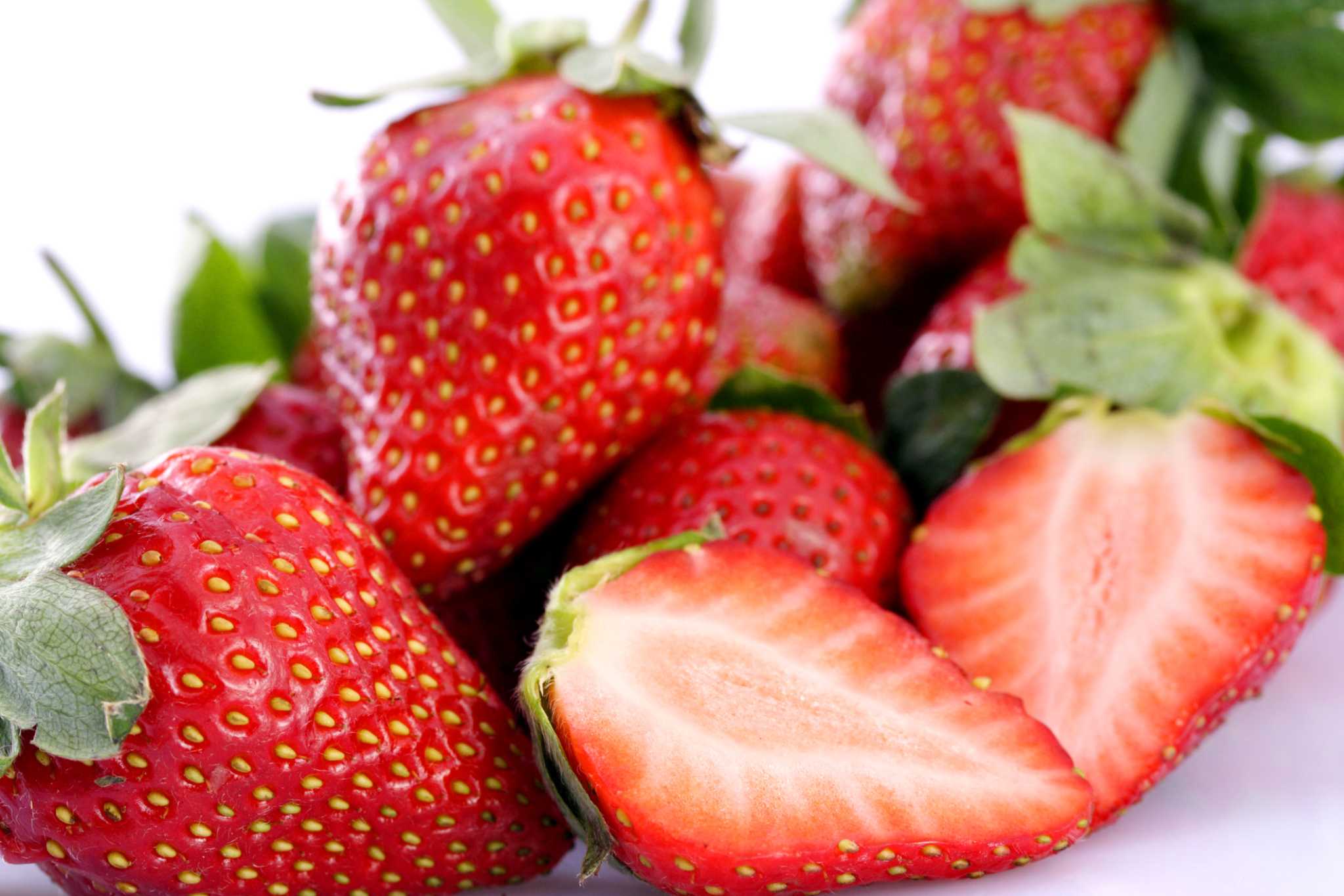 How to Chop Strawberries for Rhubarb Pie