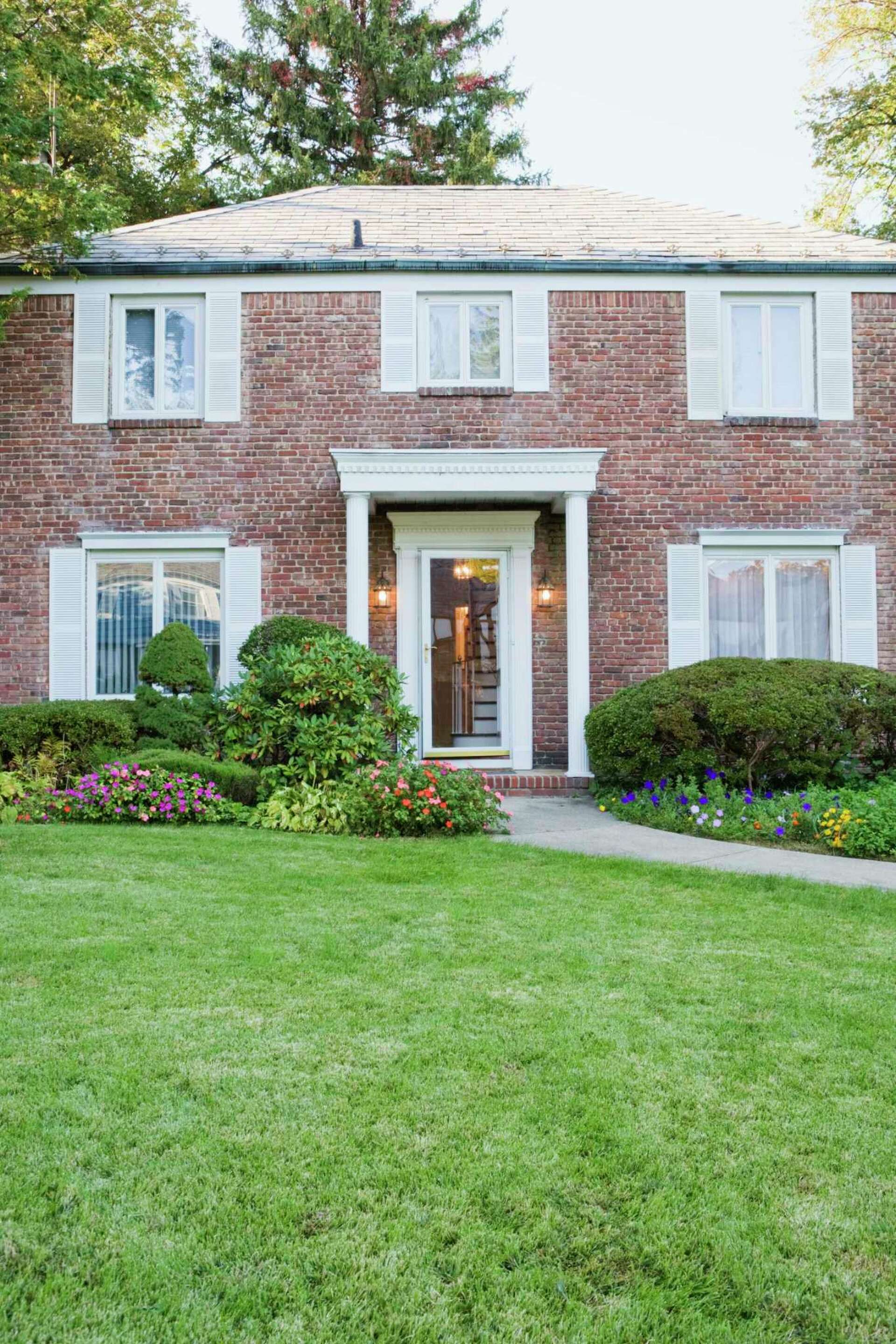 What Colors of Landscaping Rocks Go With Red Brick?