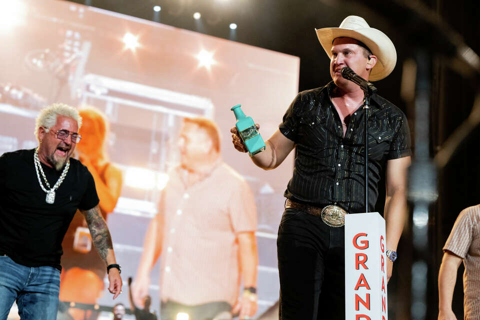 Sold-out Berkeley crowd gets rowdy at country star's concert