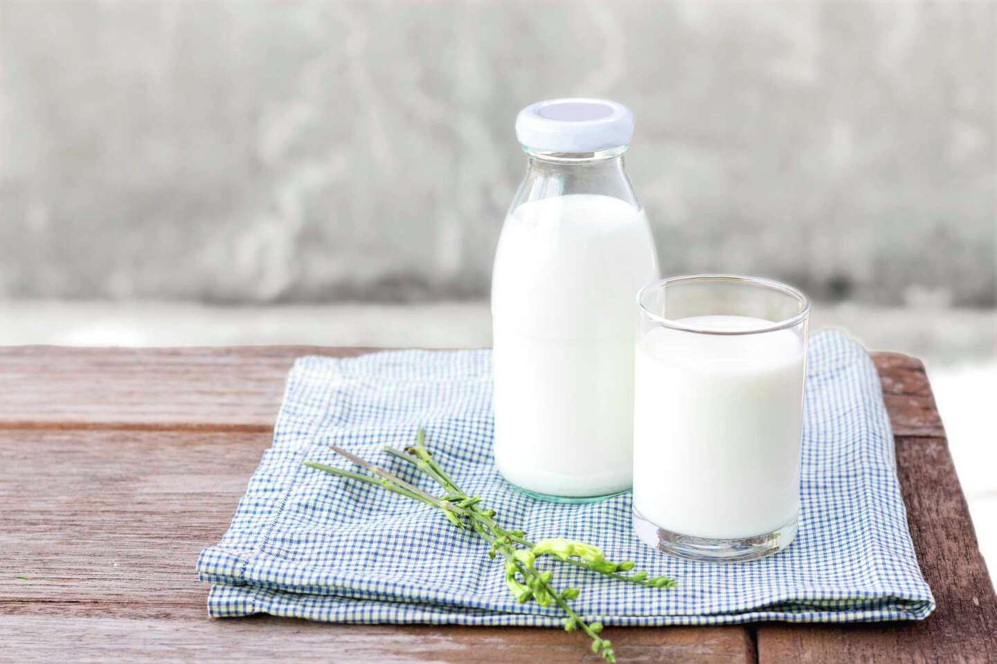 How Much Milk to Drink a Day for Strong Bones for Adults