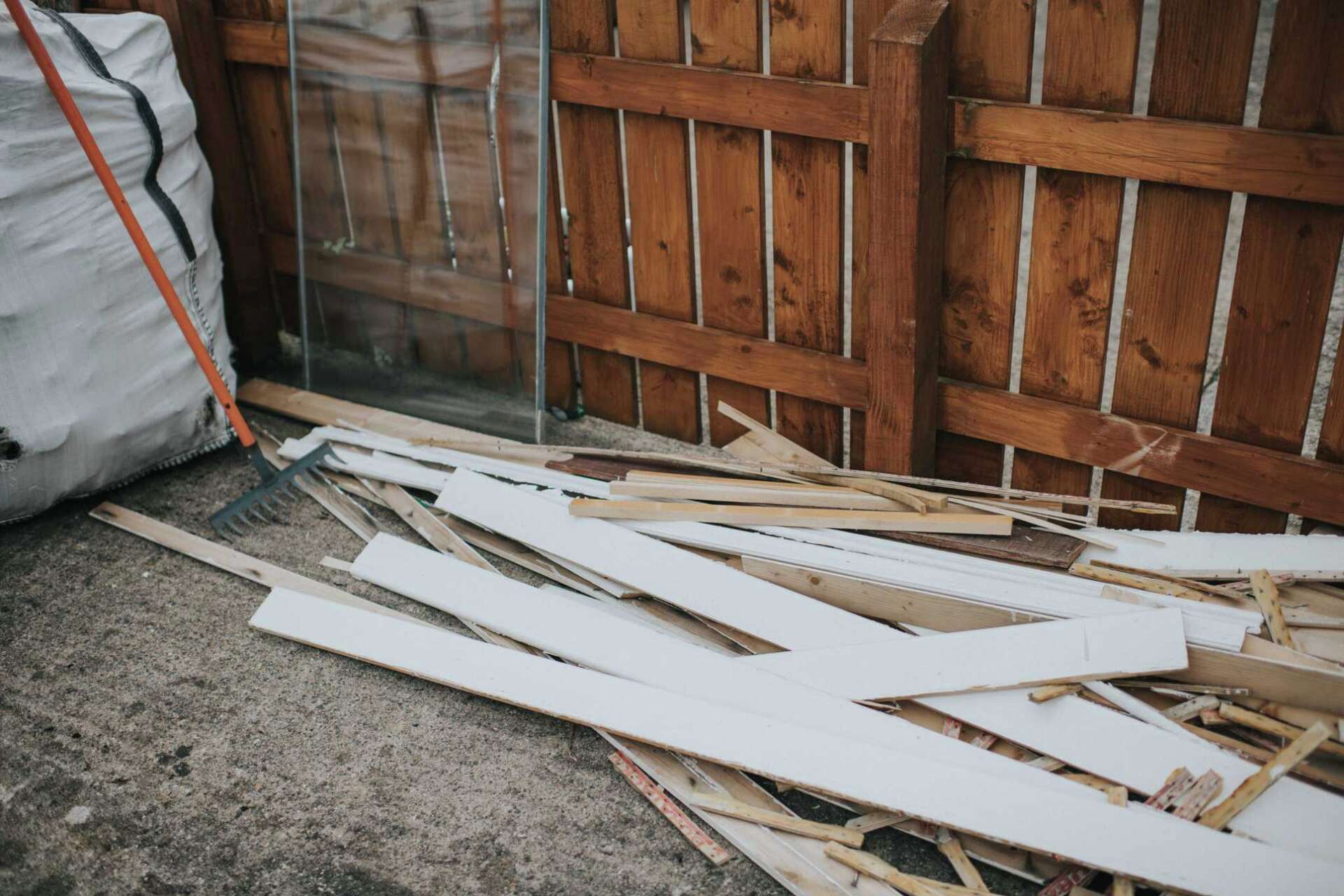 How to Connect Wood Fencing to a Brick Wall