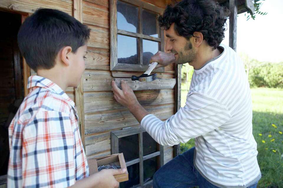 How to Measure for Putting Trim Around a Window