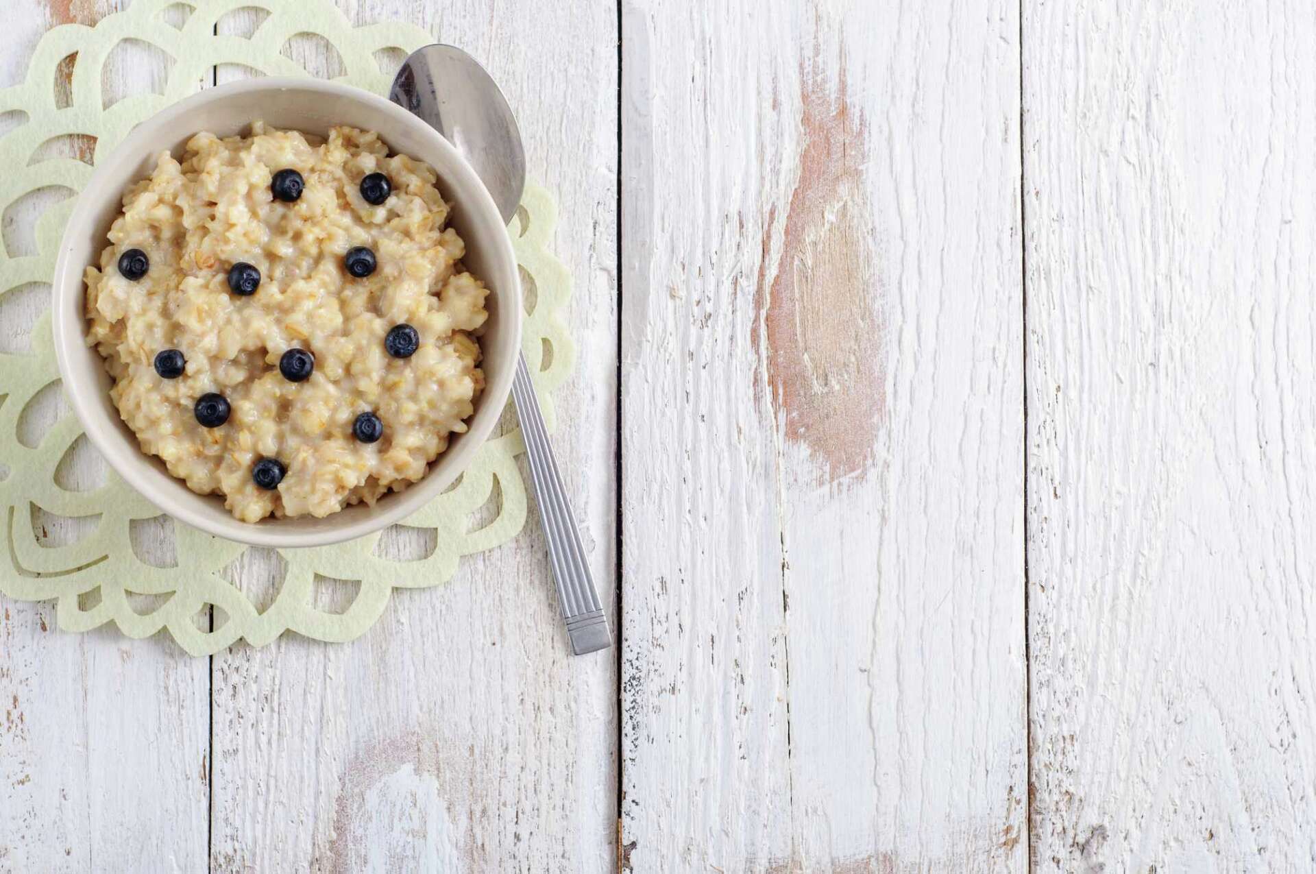 Eight Tablespoons of Oatmeal Is Equal to How Many Grams of Carbohydrates?