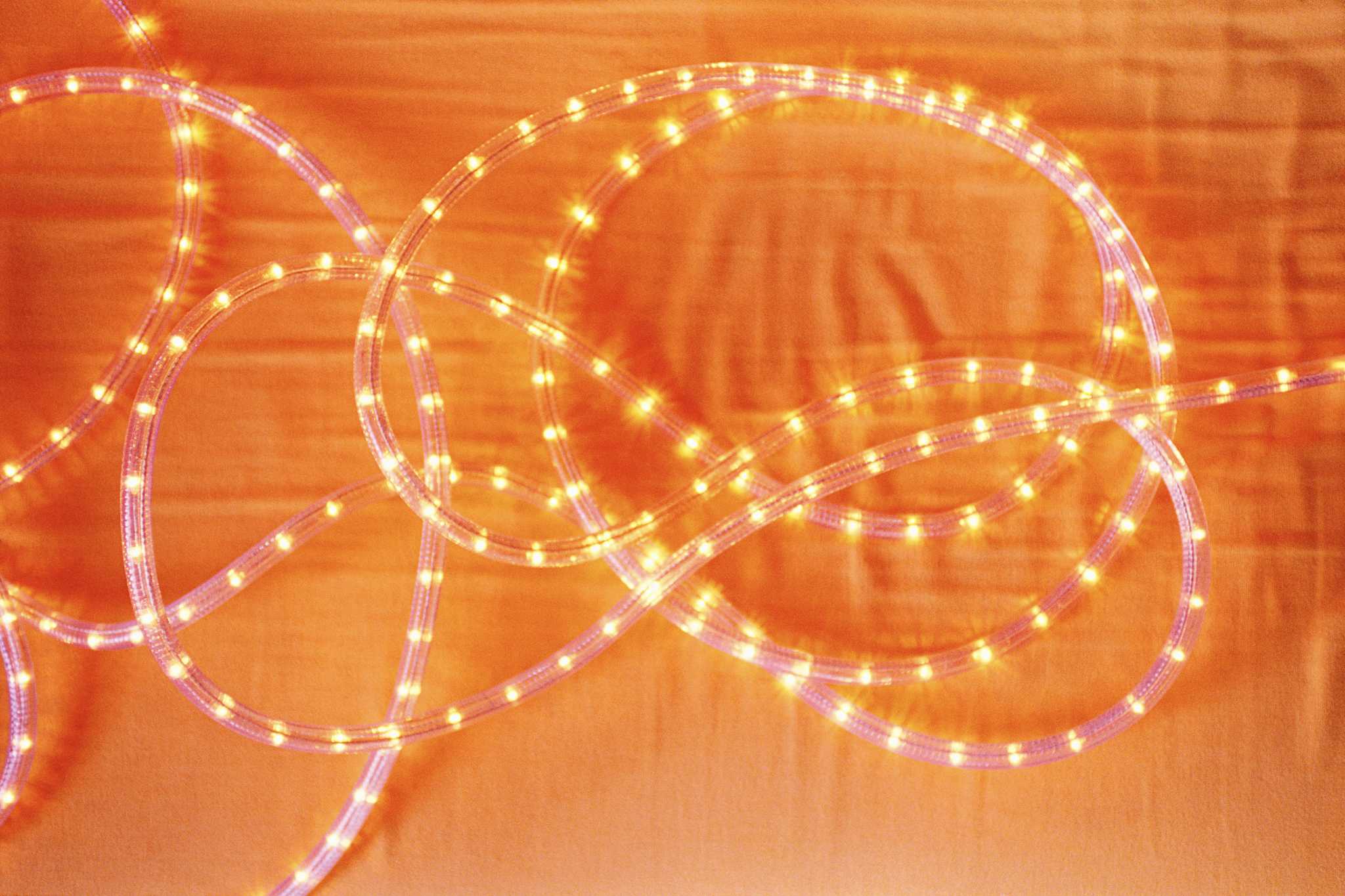 How to Strap Rope Lights to Trees