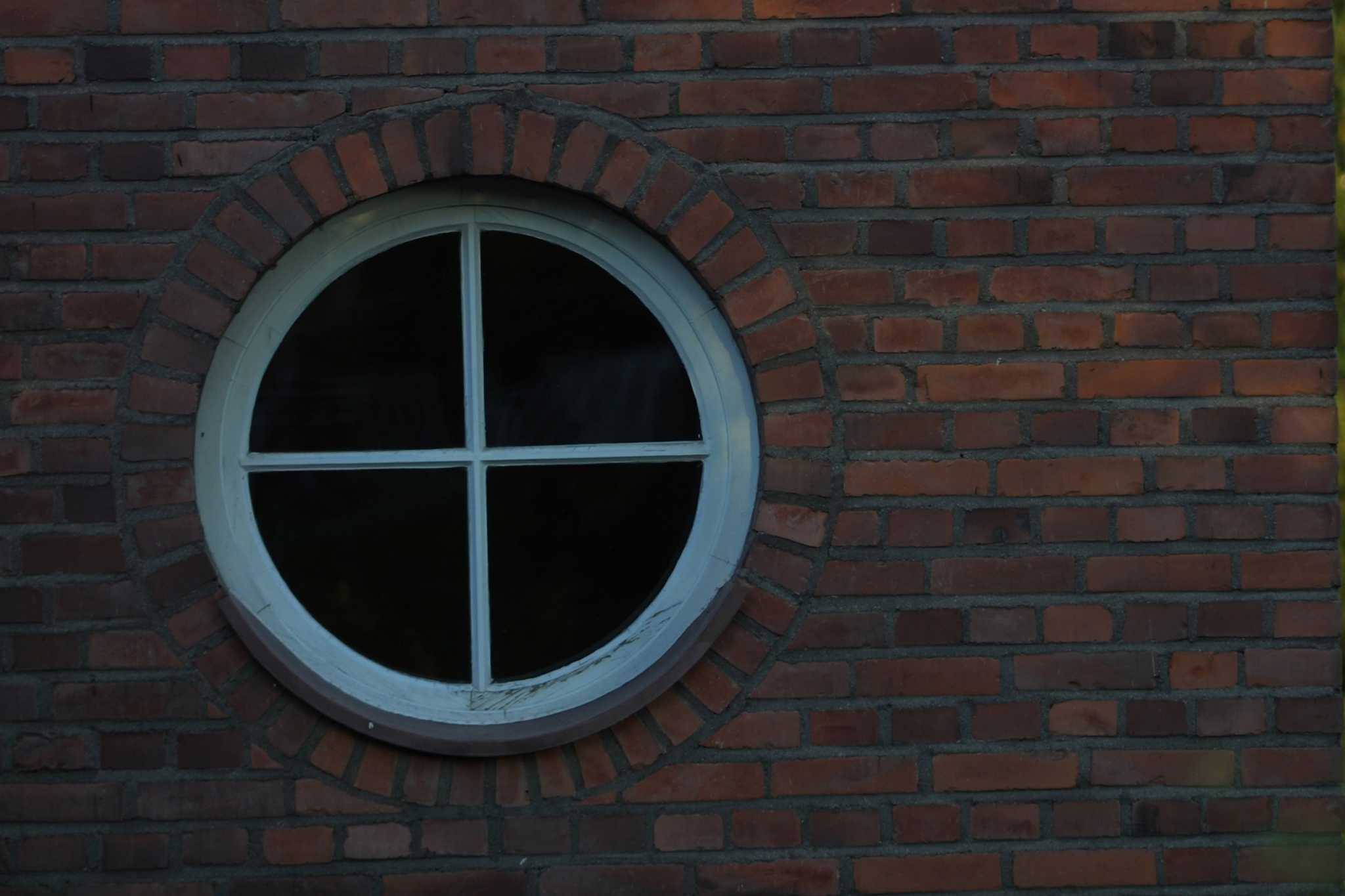 How to Cover Round Windows With Fabric