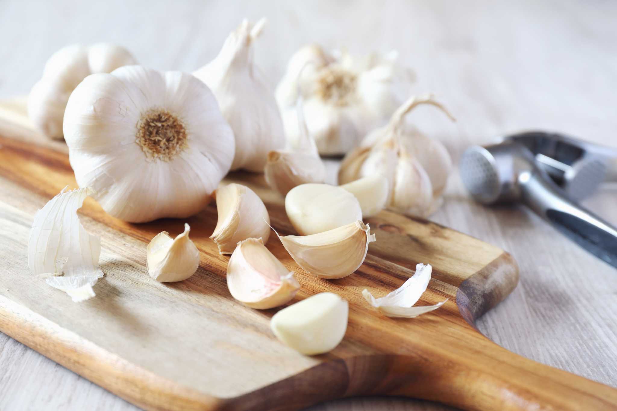 The Health Effects of Eating Raw Garlic Daily