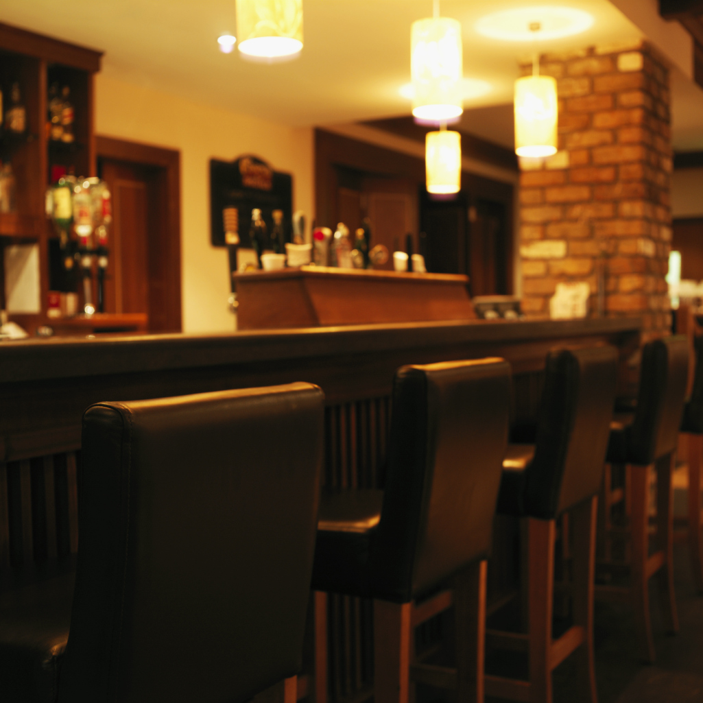 How to Cut Bar Railing With a Miter Saw