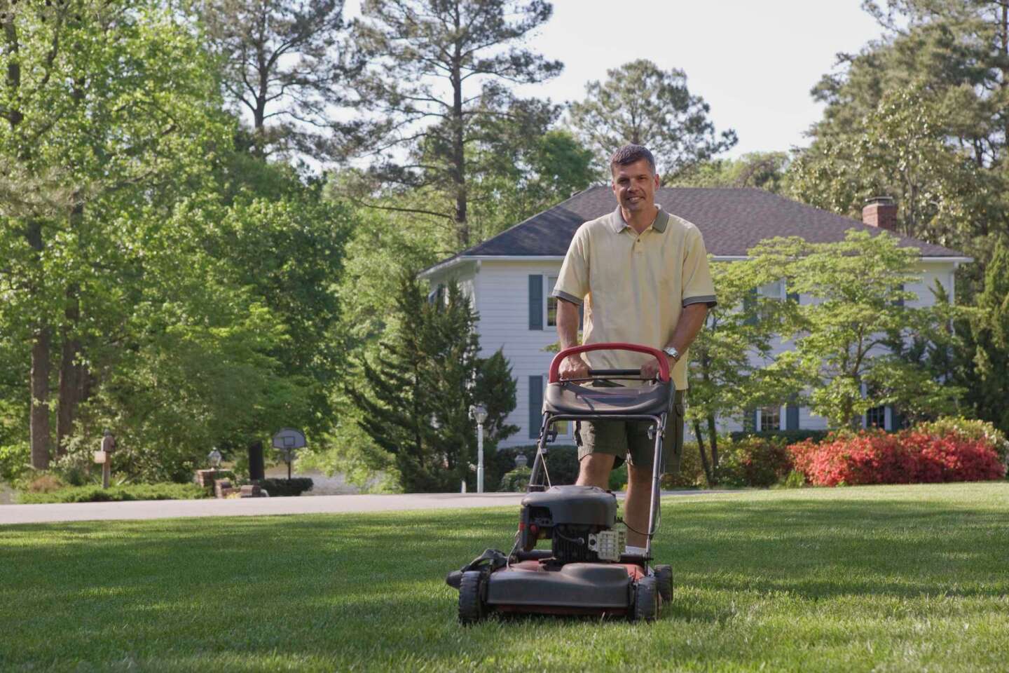 How to Cut Diagonal Lines on Your Lawn