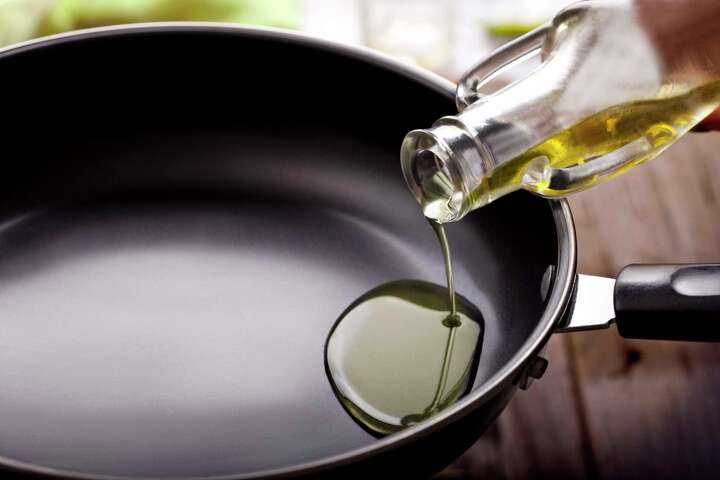 What Are the Dangers of Scratched Teflon Cookware?