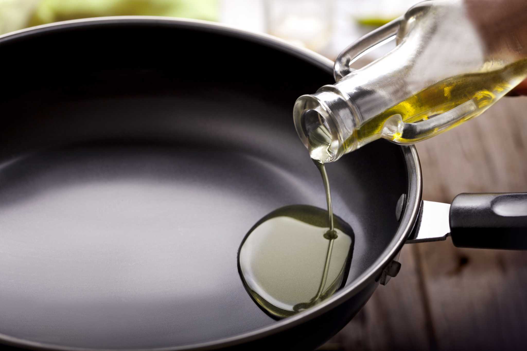 What Are the Dangers of Scratched Teflon Cookware?