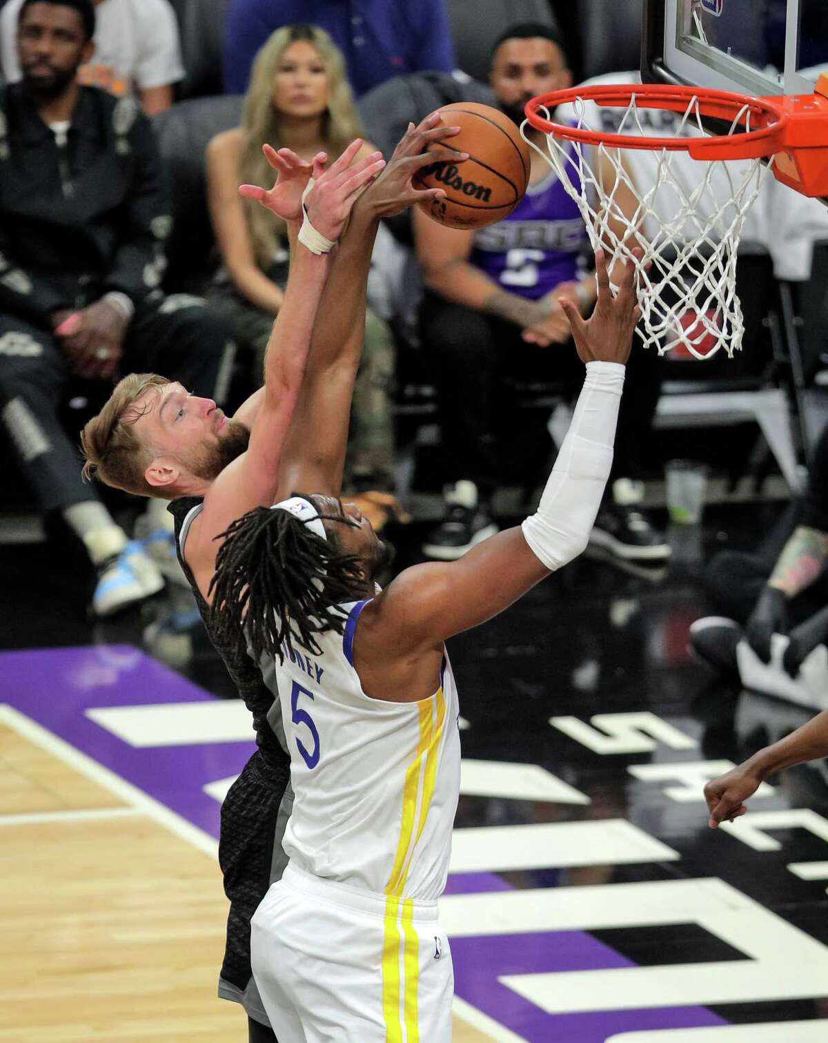 Kevon Looney sparks Warriors' huge defensive effort to close out Kings