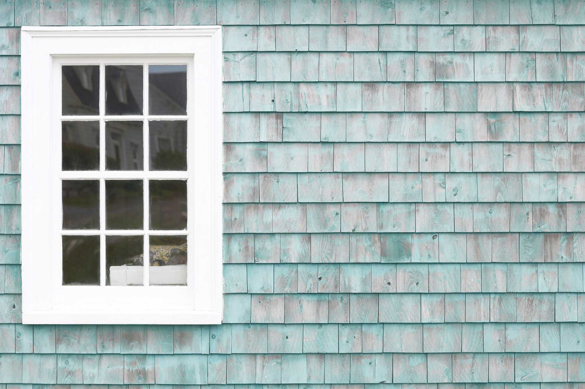 How to Decorate Colonial-Style Windows