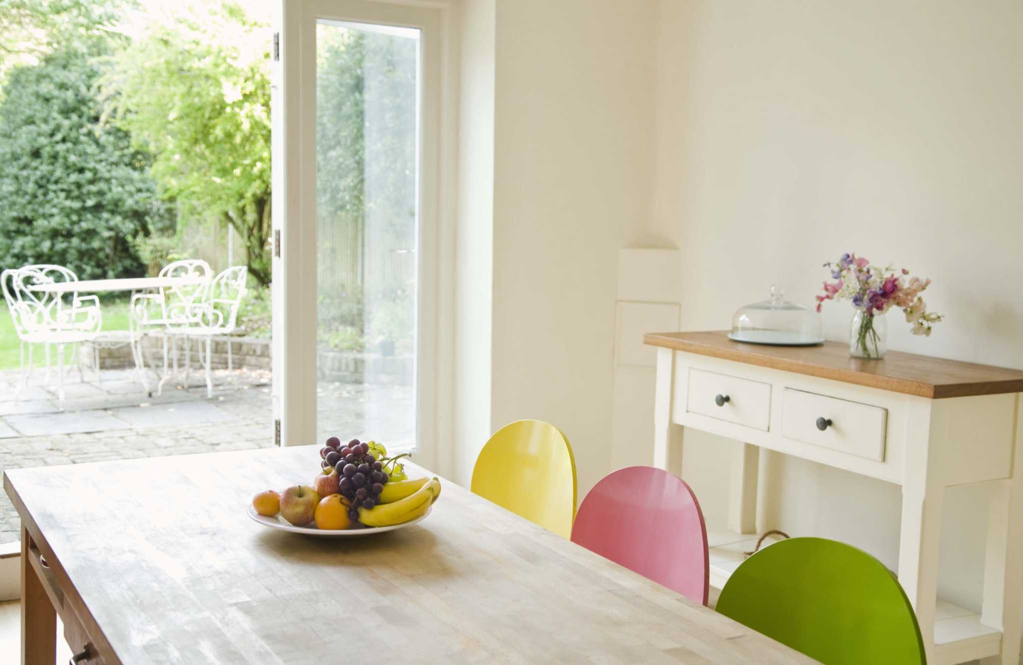 How to Decorate a Kitchen Table for a House Showing