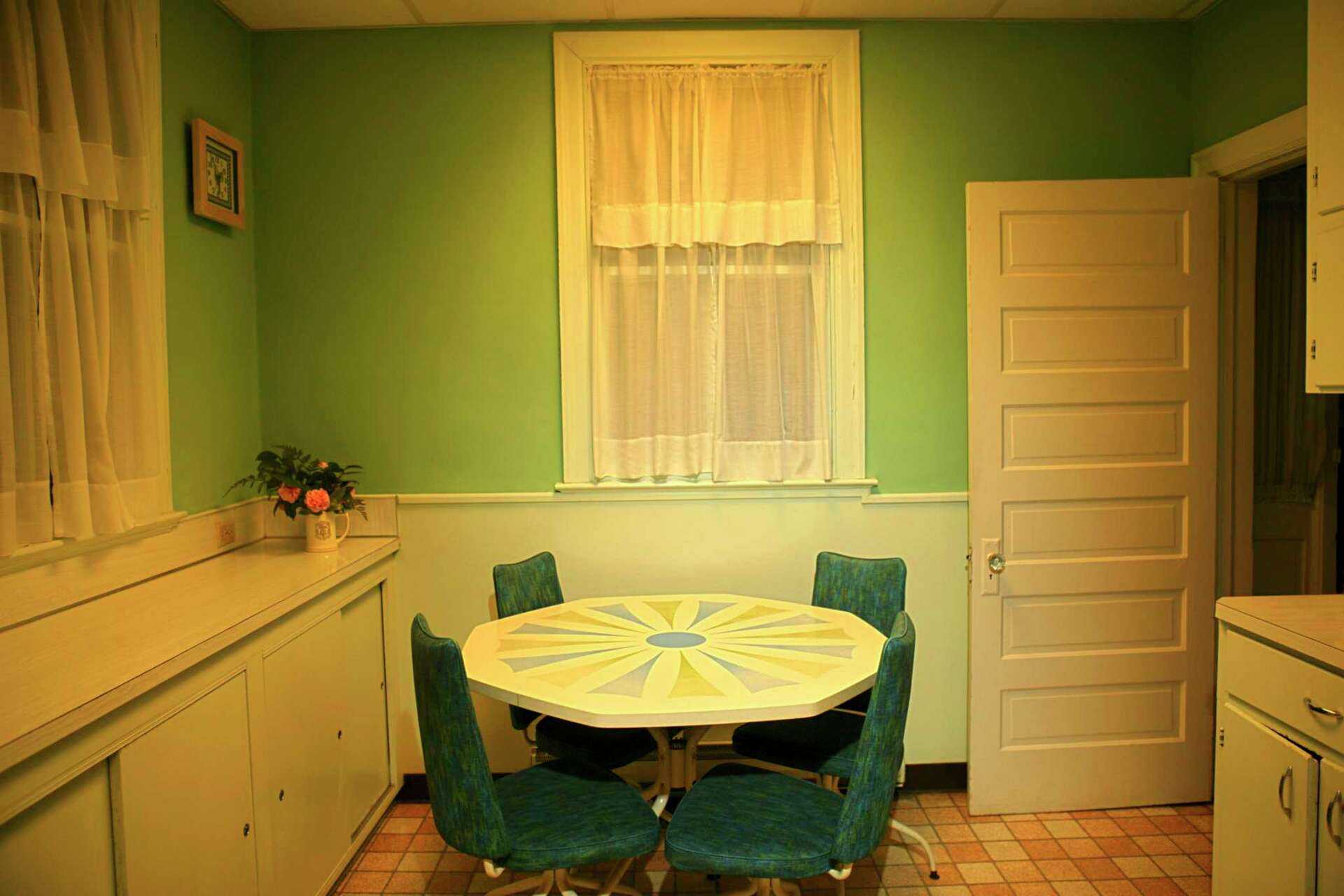 Traditional Kitchen Flooring in the 1930s