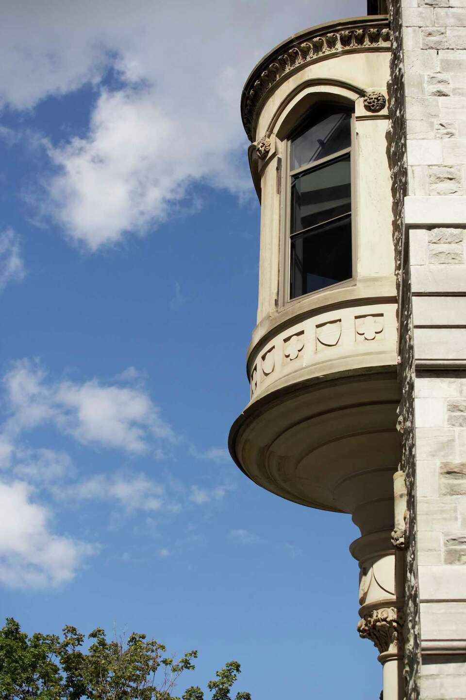 How to Fix a Bay Window That Does Not Close Tightly