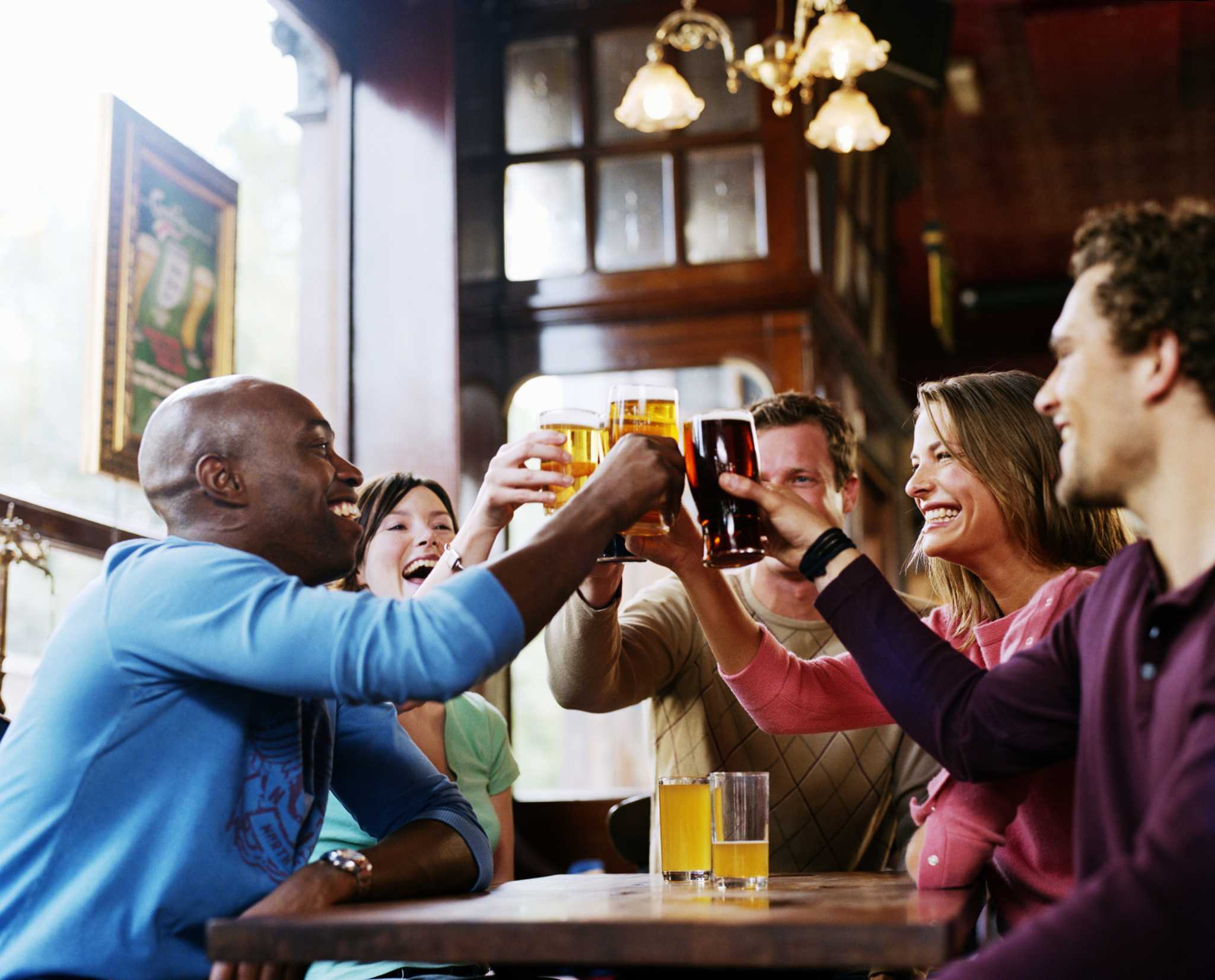 How to Decorate a Party With a Pub Atmosphere