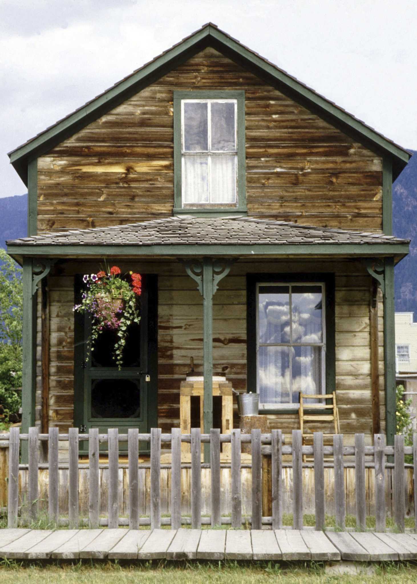 How to Decorate a Primitive Home