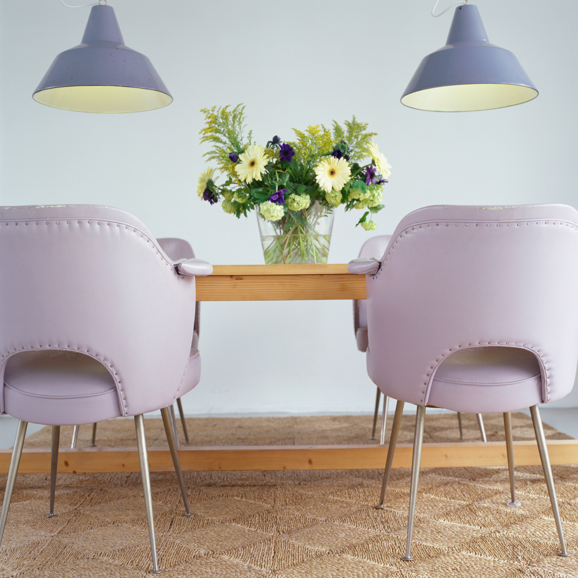 How to Arrange Table & Seats in a Small Space