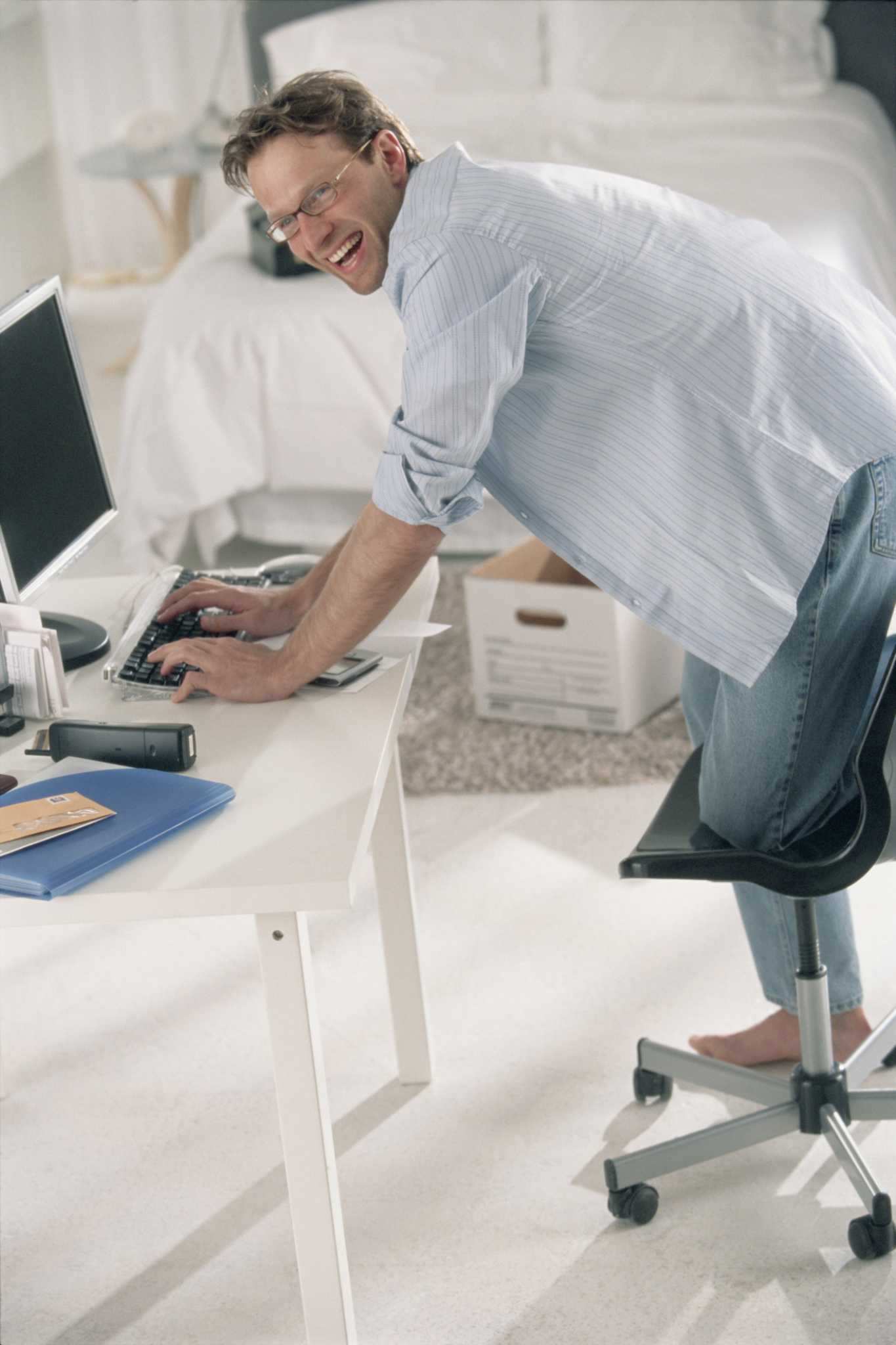 How to Decorate a Small Room With a Bed & Computer Table