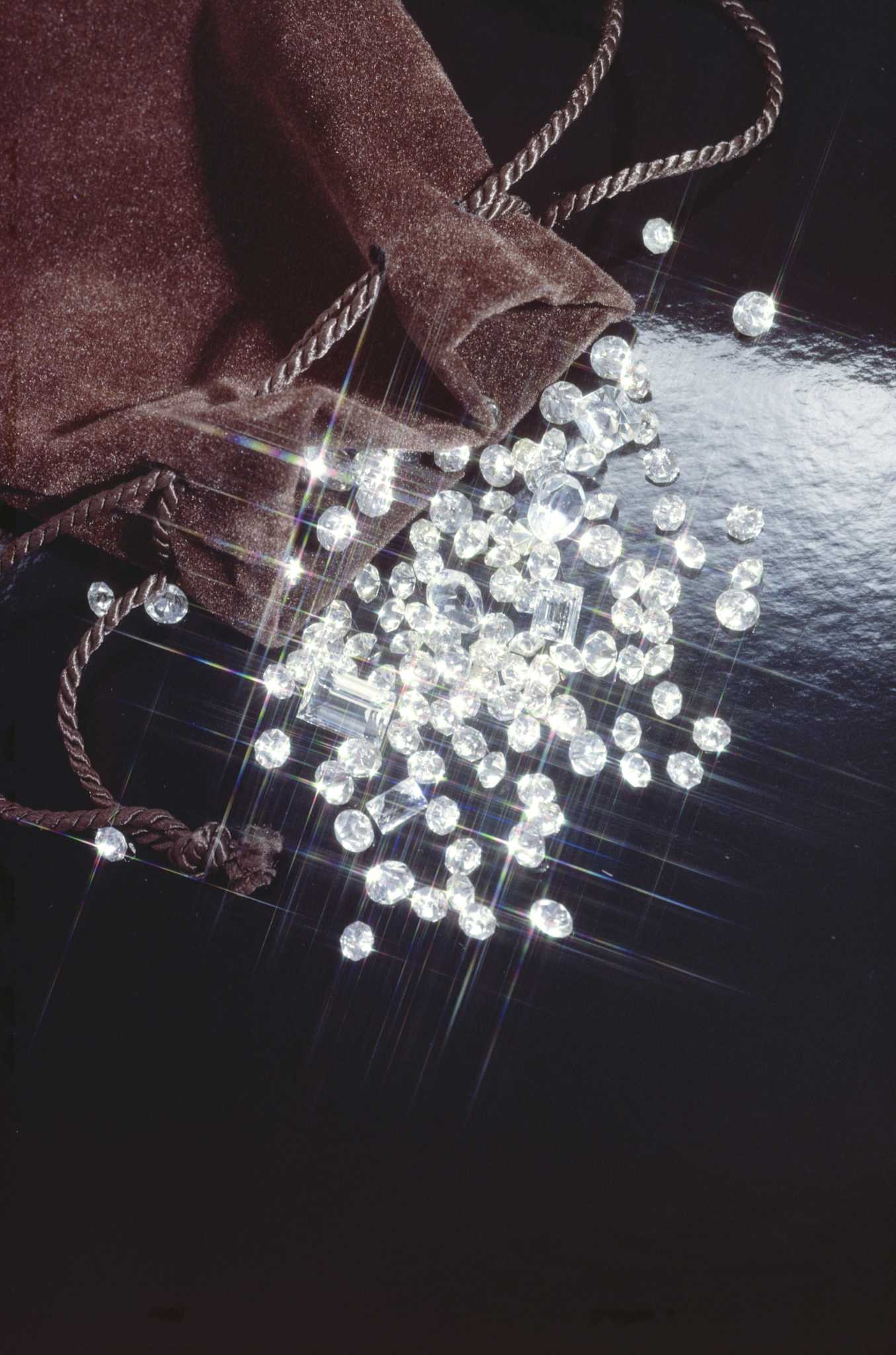 How to Decorate Tables With a Diamond Jubilee Theme