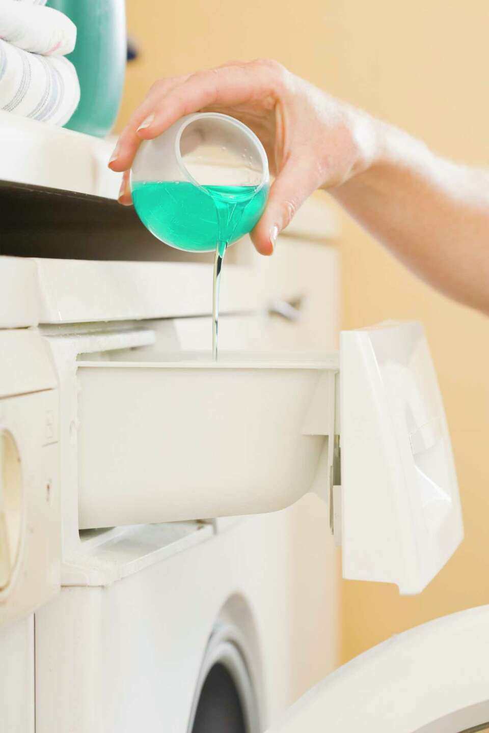 How to Install a Washing Machine With a Suds Saver