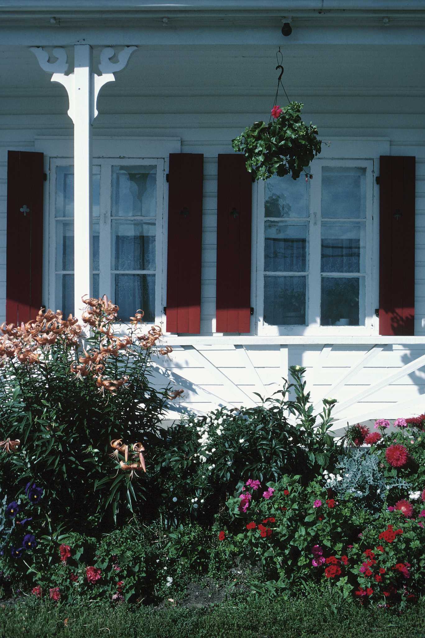 How to Design a Slate Stone Landscape Border