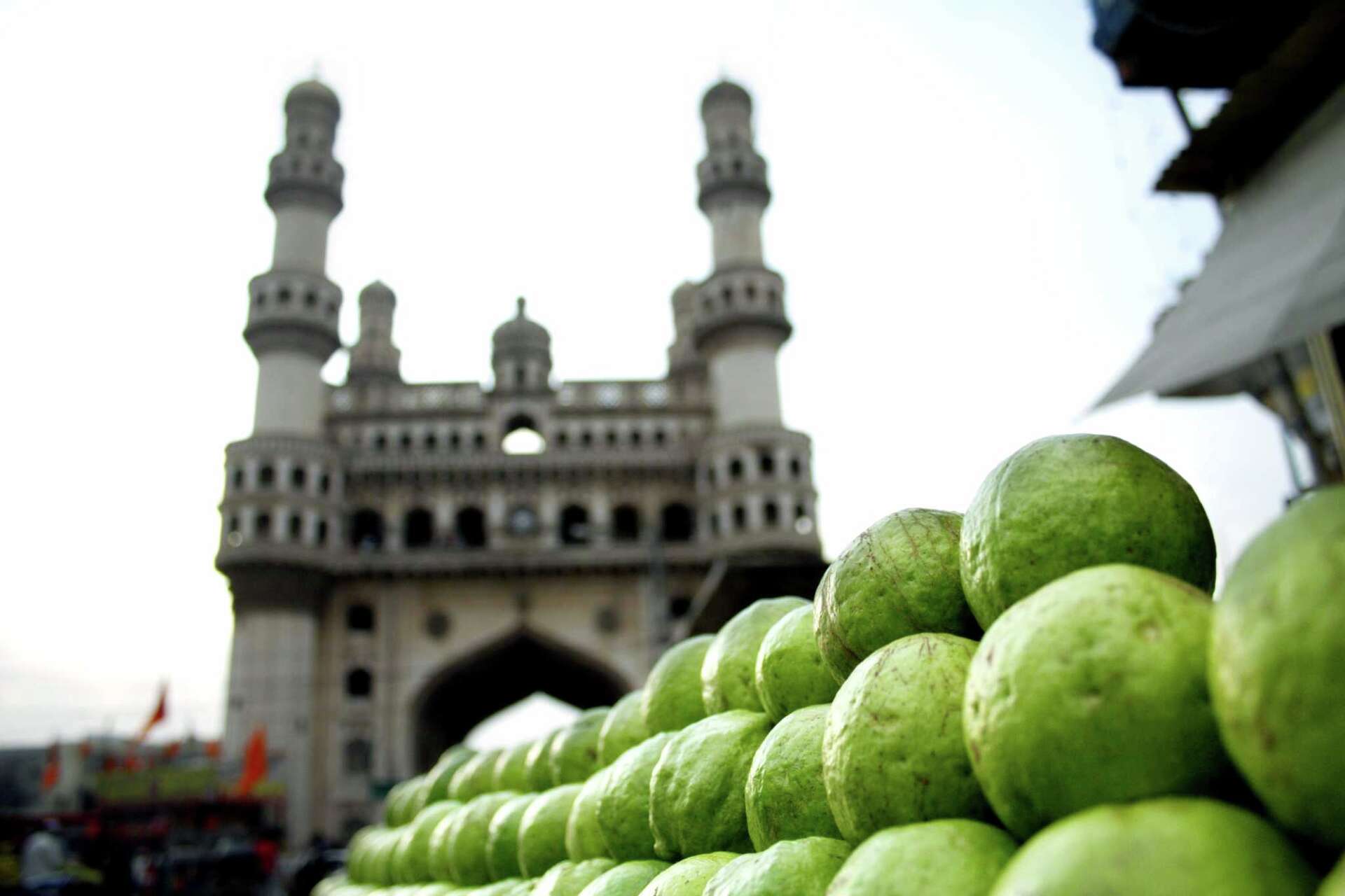 How to Determine When Guava Is Ripe