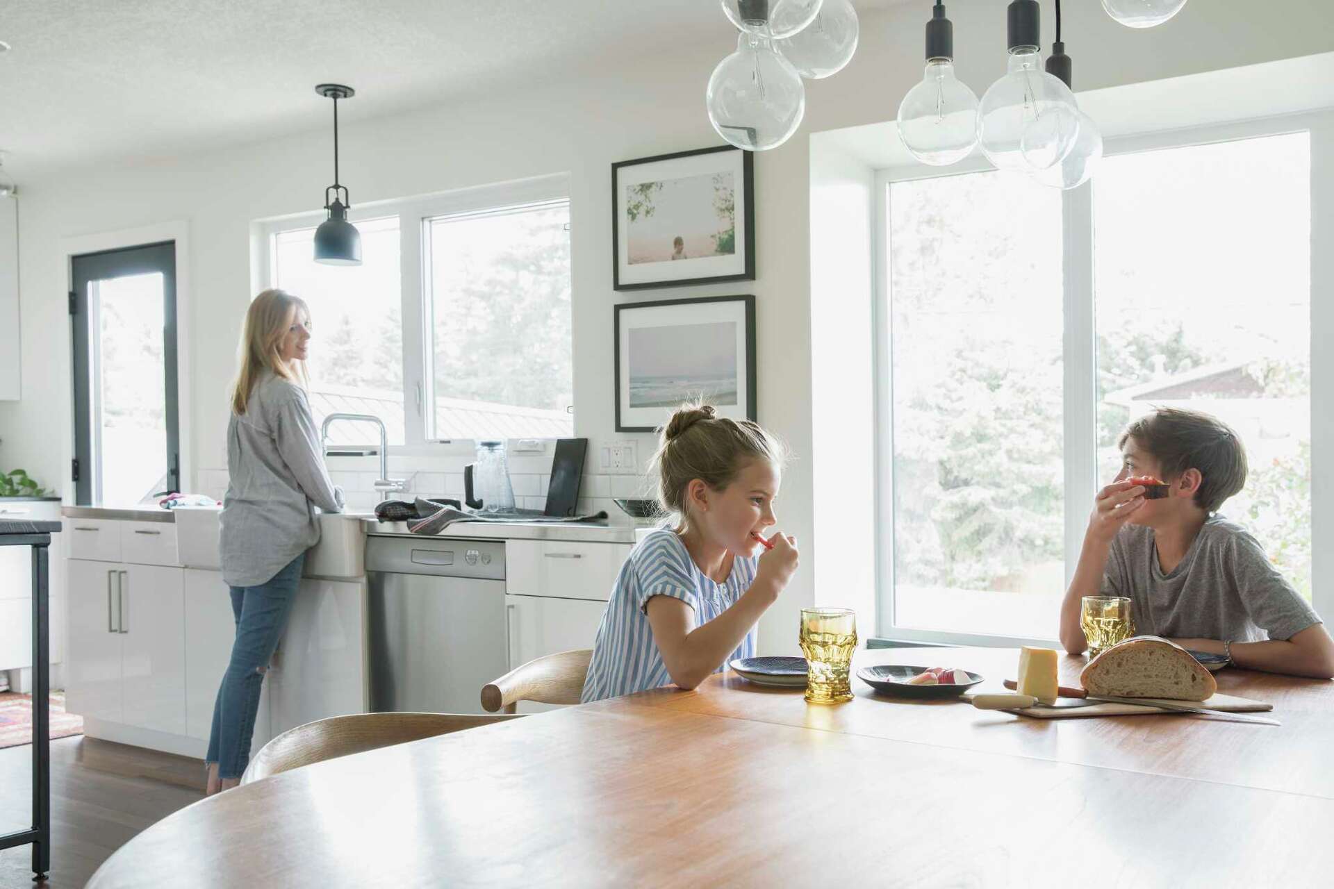 How Do I Determine the Proper Dining Table Size for a Room?