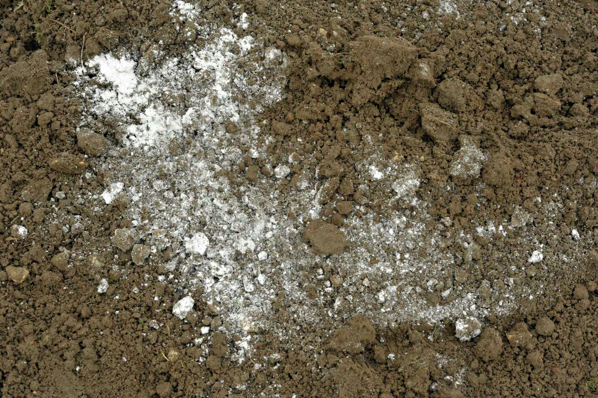 The Difference Between Hydrated Lime & Quicklime