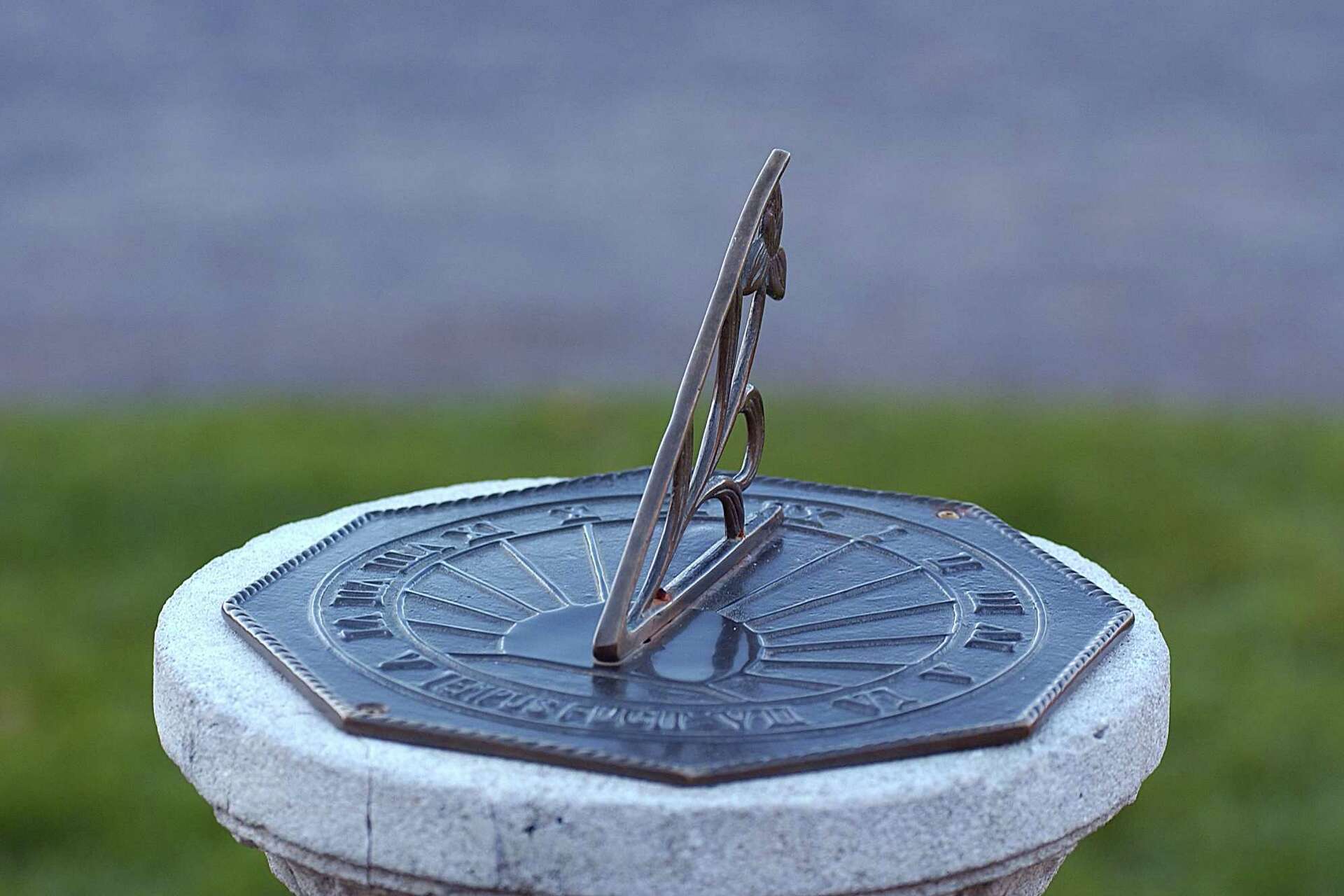 Do-It-Yourself Garden Sundial Stands