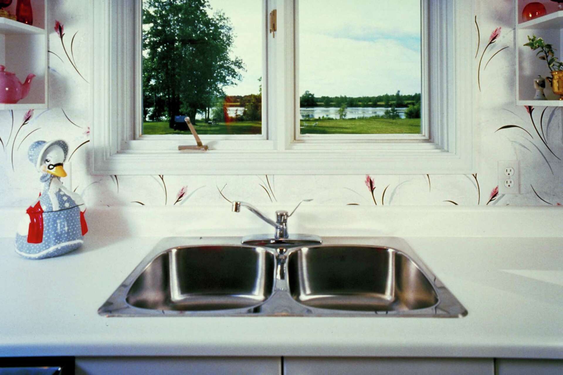 How to Add an Undercoat to a Stainless Steel Sink