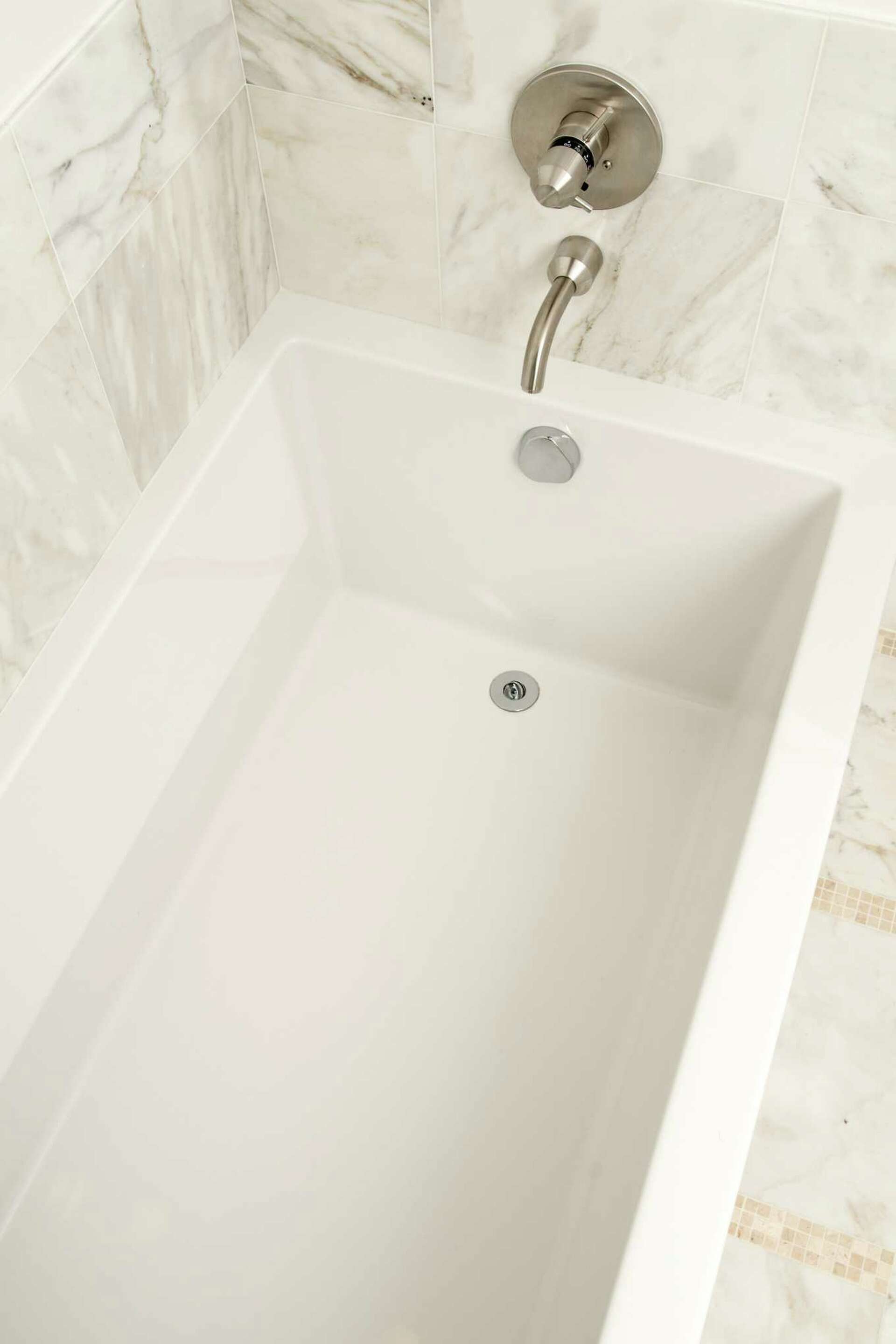 How to Adjust the Bathtub Drain