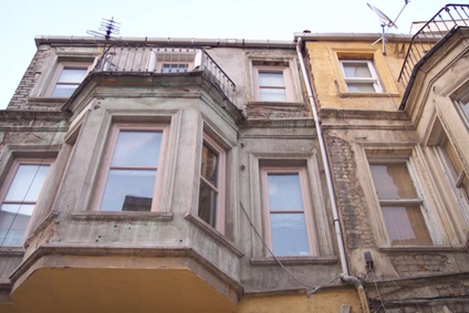The Advantages & Disadvantages of a Rent-Controlled Apartment