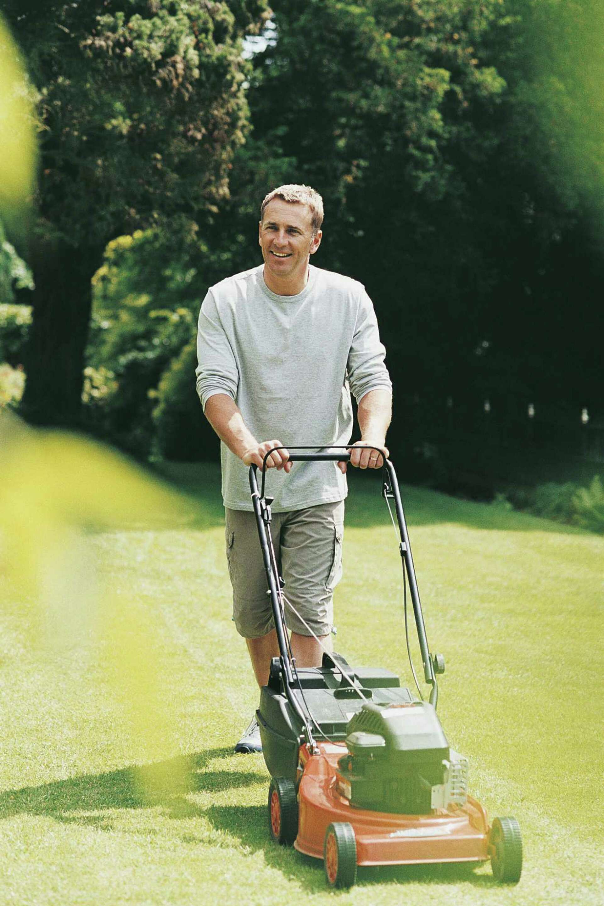 The Advantages of Rear- or Front-Wheel Drive in Walk-Behind Mowers