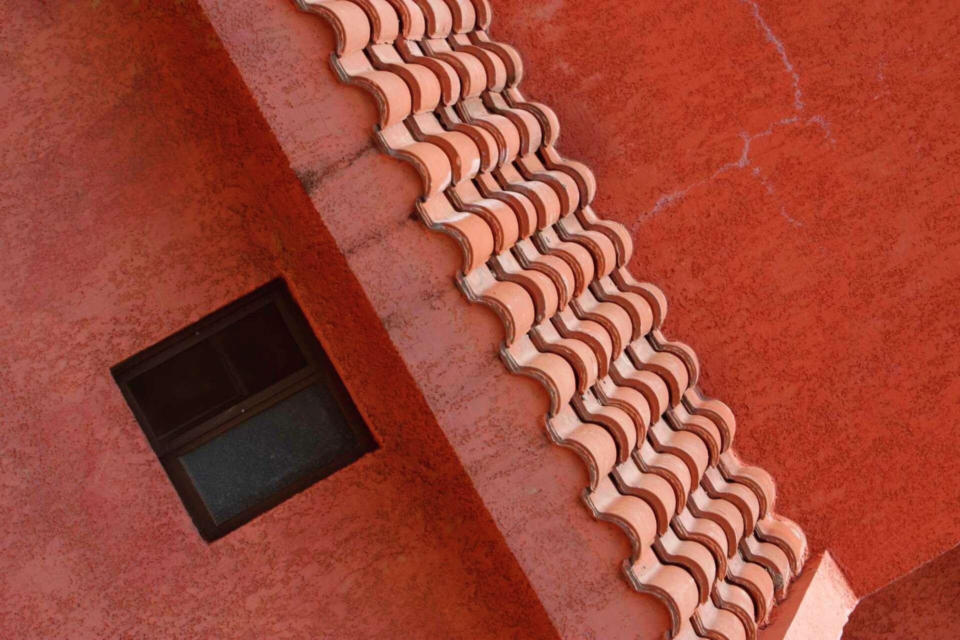 What Exterior Paint Color Works With a Red Tile Roof?