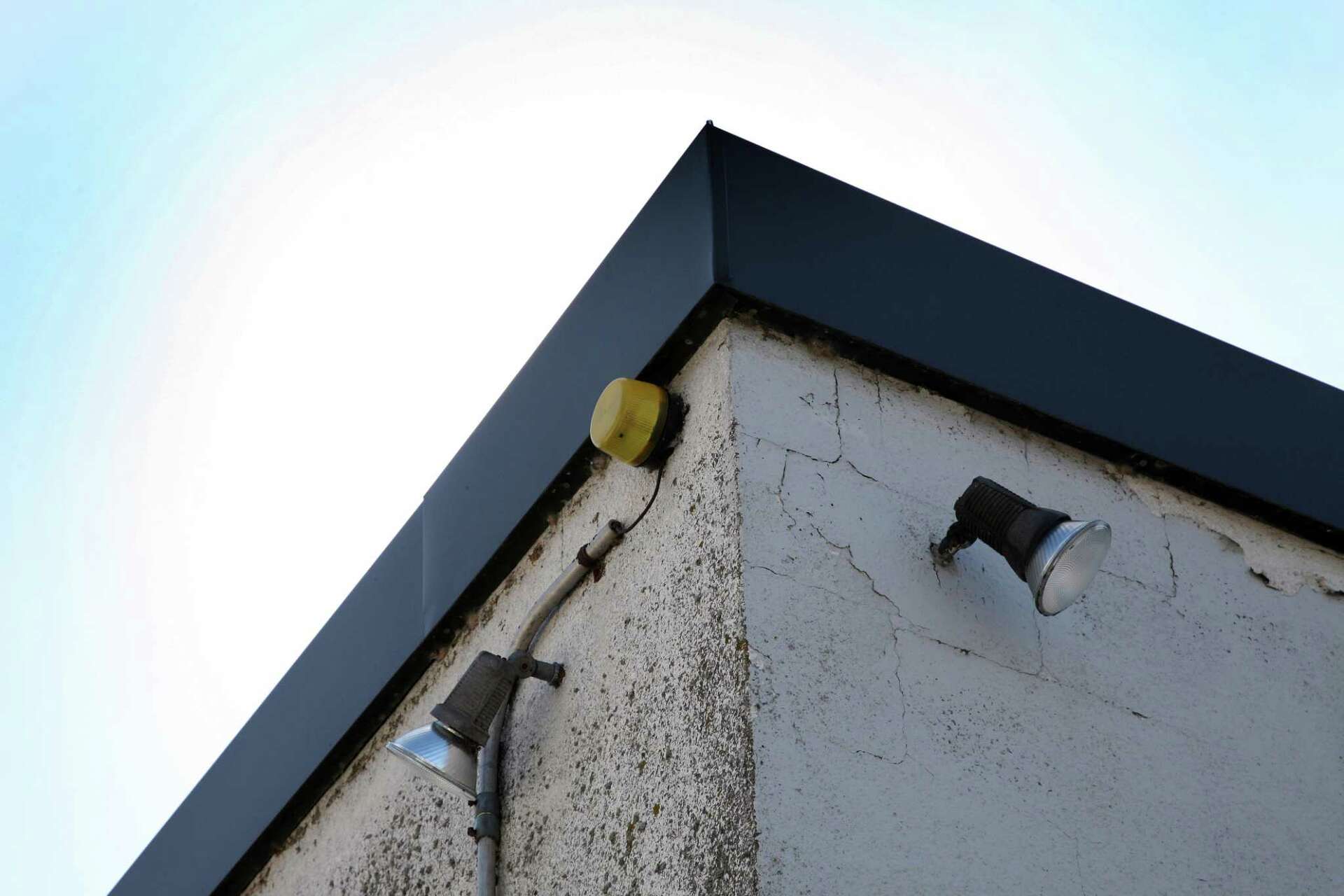 How to Attach Flashing to a Parapet Wall