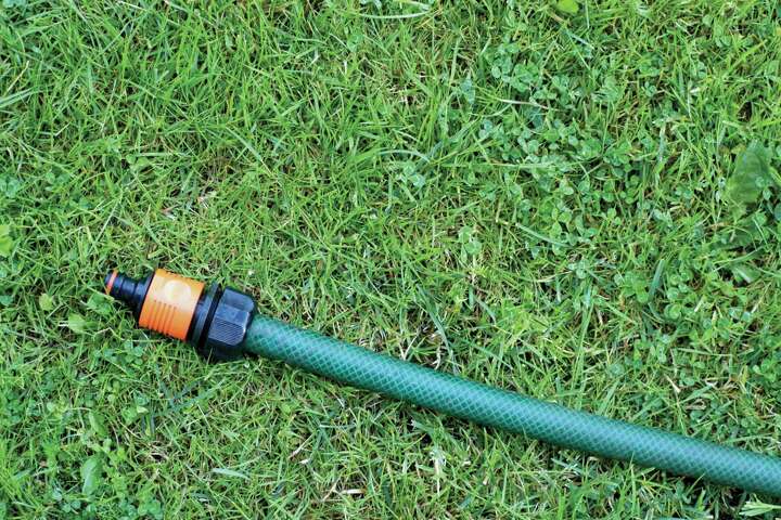How to Prevent a Garden Hose From Kinking